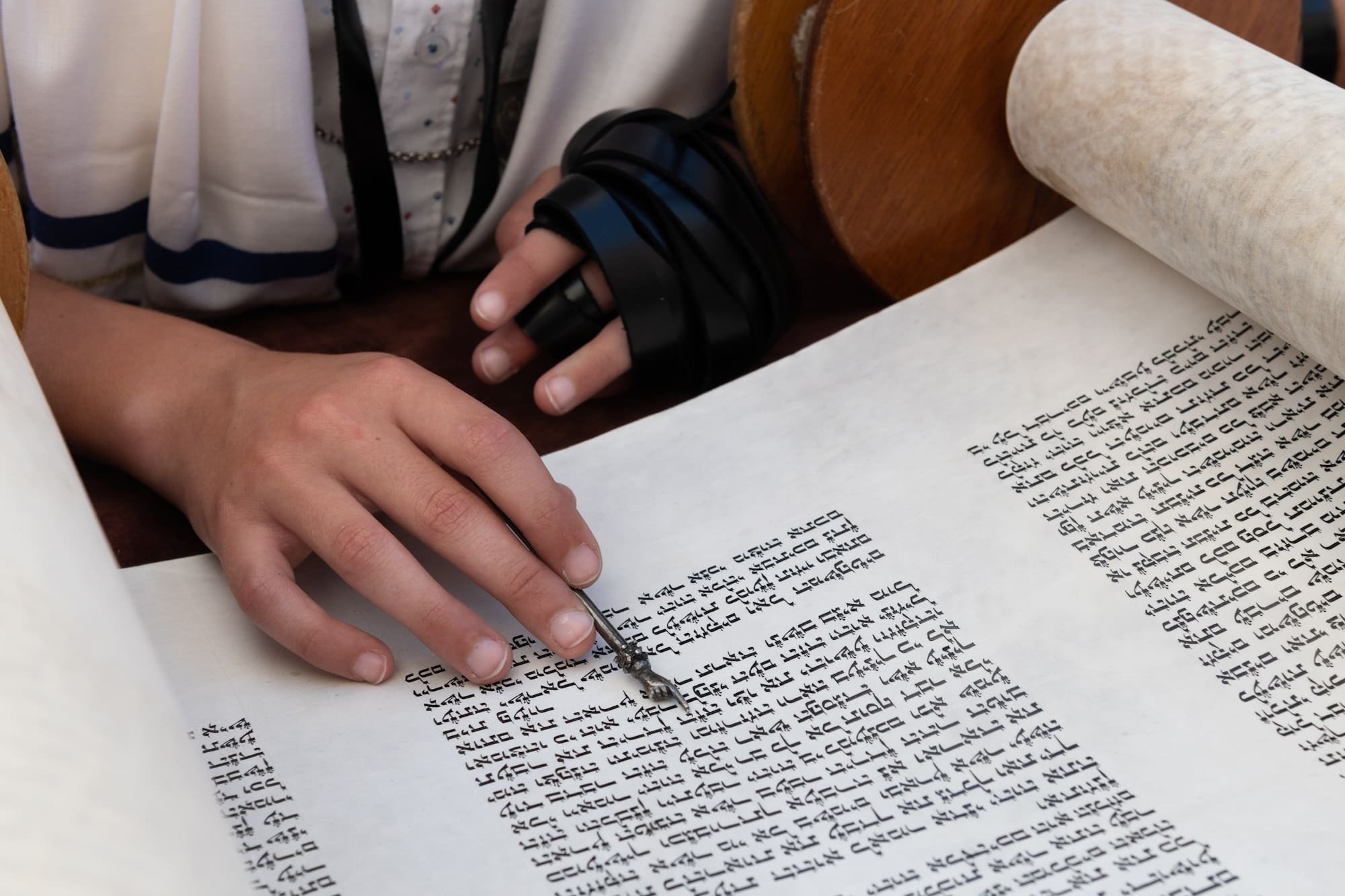 A Guide to Torah Pointers | Forgotten Judaica